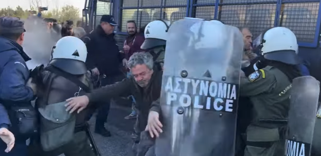 Petel.bg - новини - Гръцката полиция използва сълзотворен газ срещу протестиращите фермери